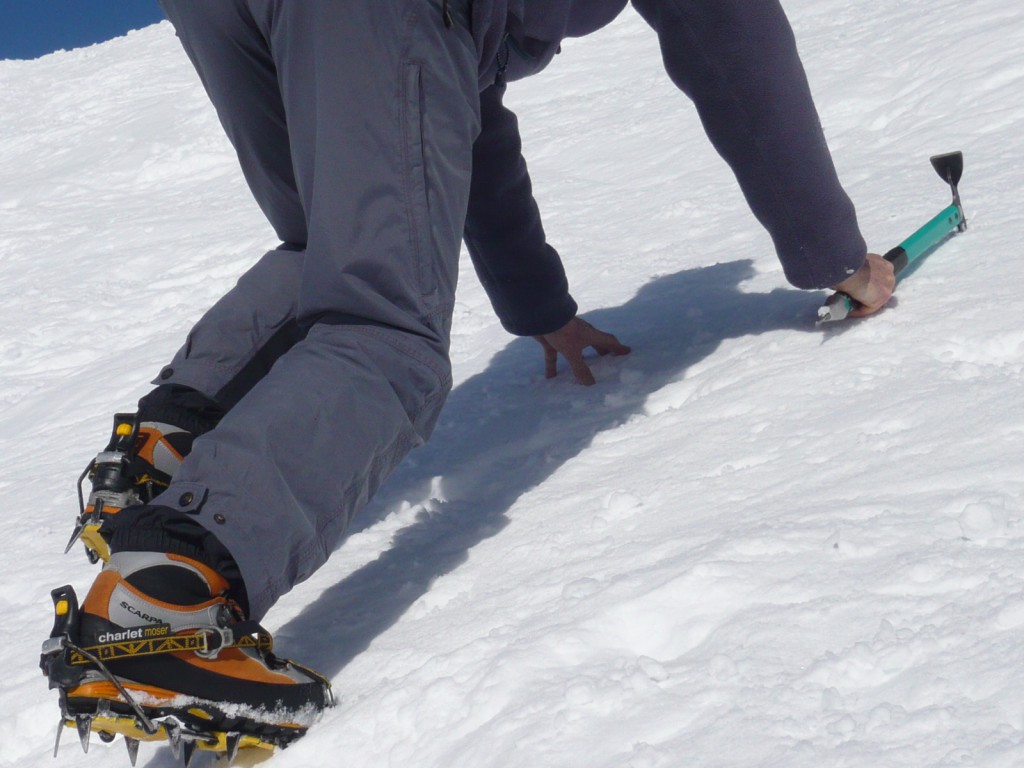 Utilisation du piolet / Using the ice axe | Objectif Montagne